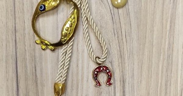 Χειροποίητο Γούρι με θέμα ΡΟΔΙ και ΠΕΤΑΛΟ σε χρυσό και κόκκινο